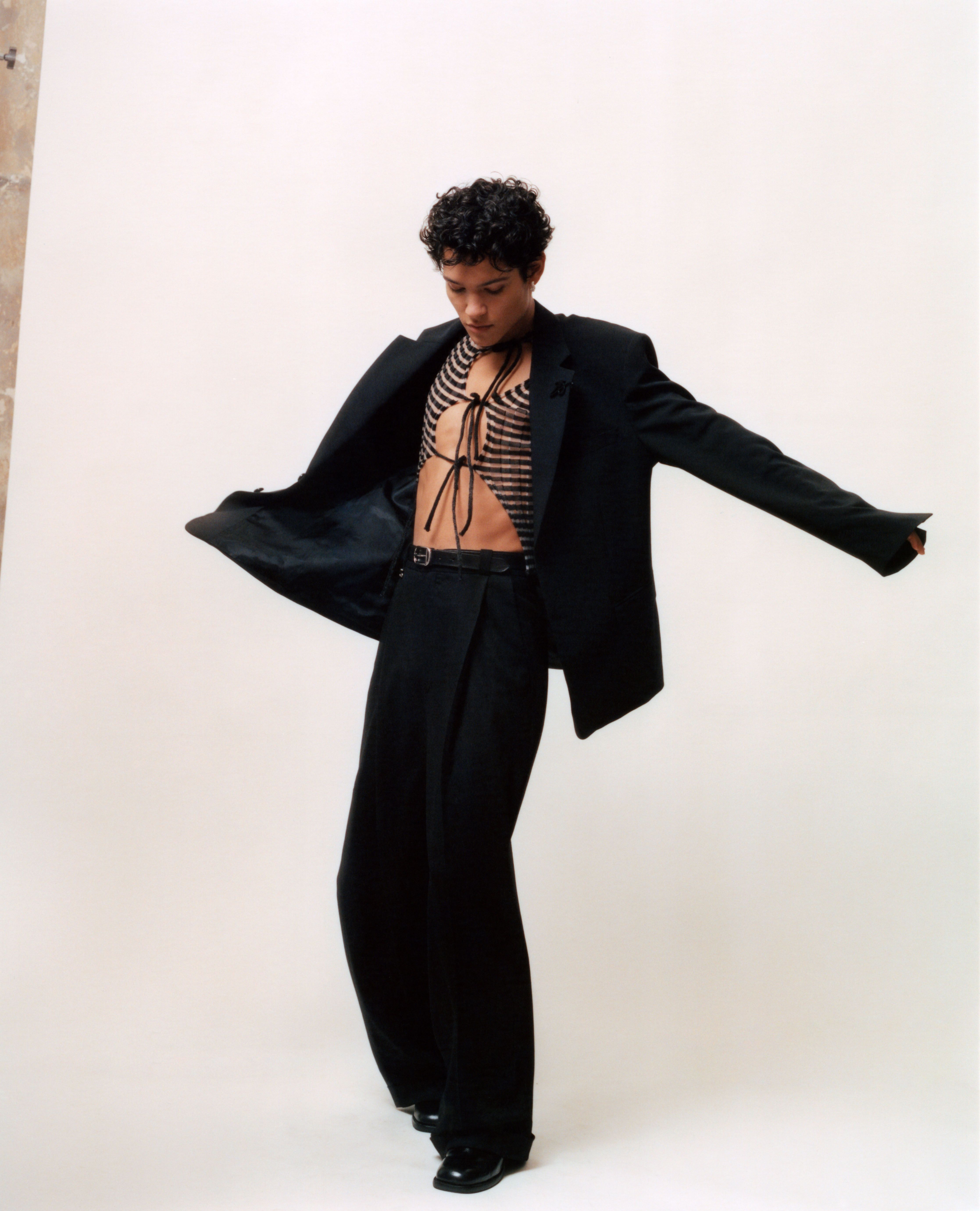 Watch Omar sing and dance his way through 'mi casa, su casa' - Vogue ...